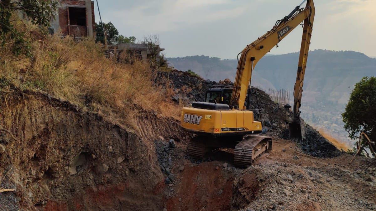 पाचगणीच्या सिडनी पाॅईंट परिसरात ५० फूट खोल उत्खनन; स्थानिक प्रशासन ...