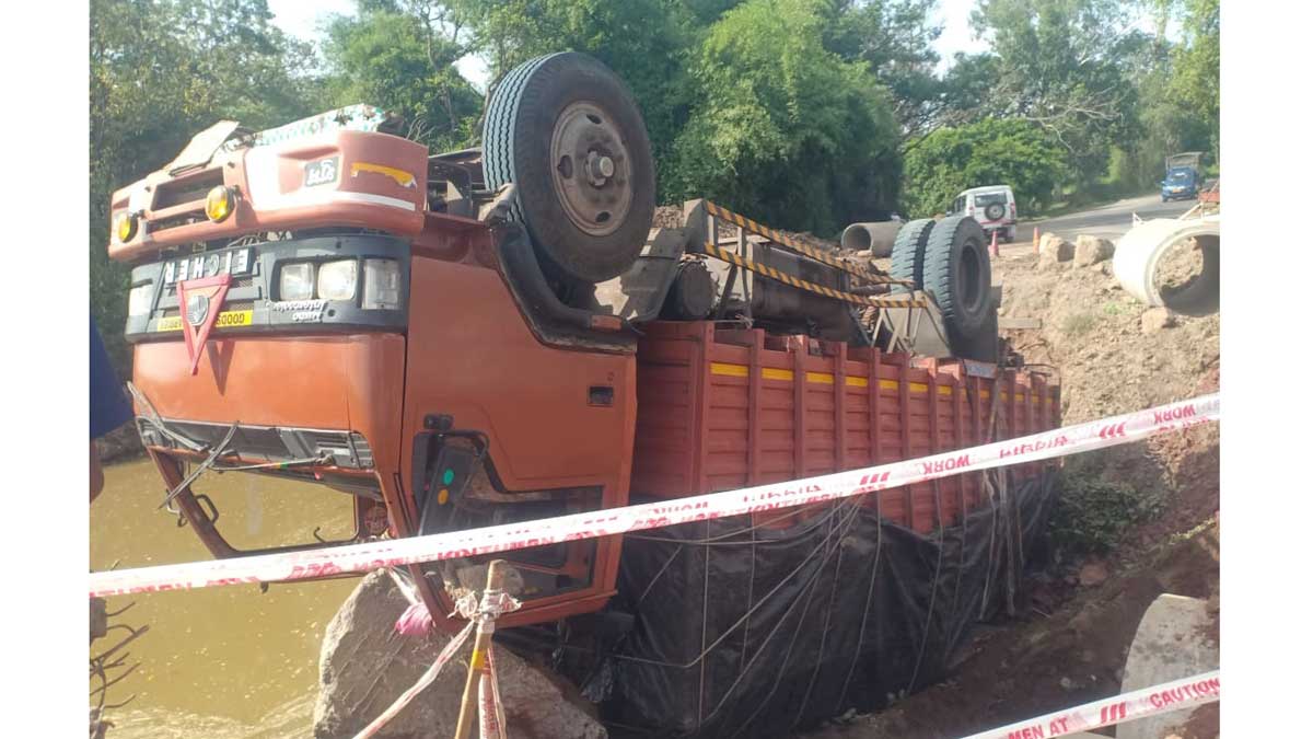 कुरुकली येथे नव्या पुलाजवळ ट्रक झाला पलटी; ट्रकचे मोठे नुकसान | Navarashtra