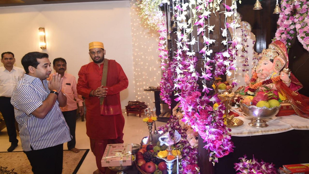 आमदार निलेश राणेंनी घेतले वर्षा वरील गणरायाचे दर्शन-Navarashtra ...