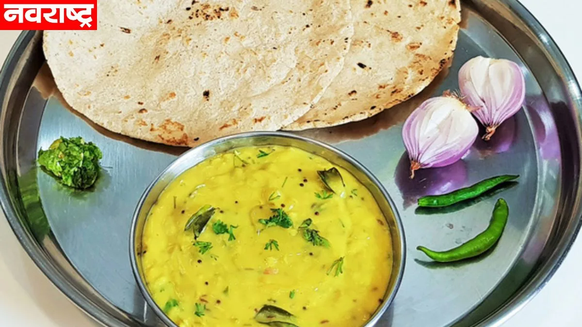 लग्नाची हटके पंगत; लग्नाला थेट पिठलं भाकरीचा बेत, सोशल मीडियावर व्हायरल ...