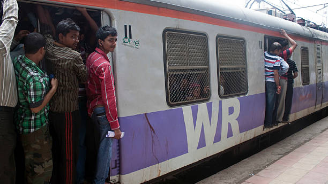 Mumbai Local : मुंबईकरांचा प्रवास होणार अधिक सुखकर, लोकलवर डिजिटल ...