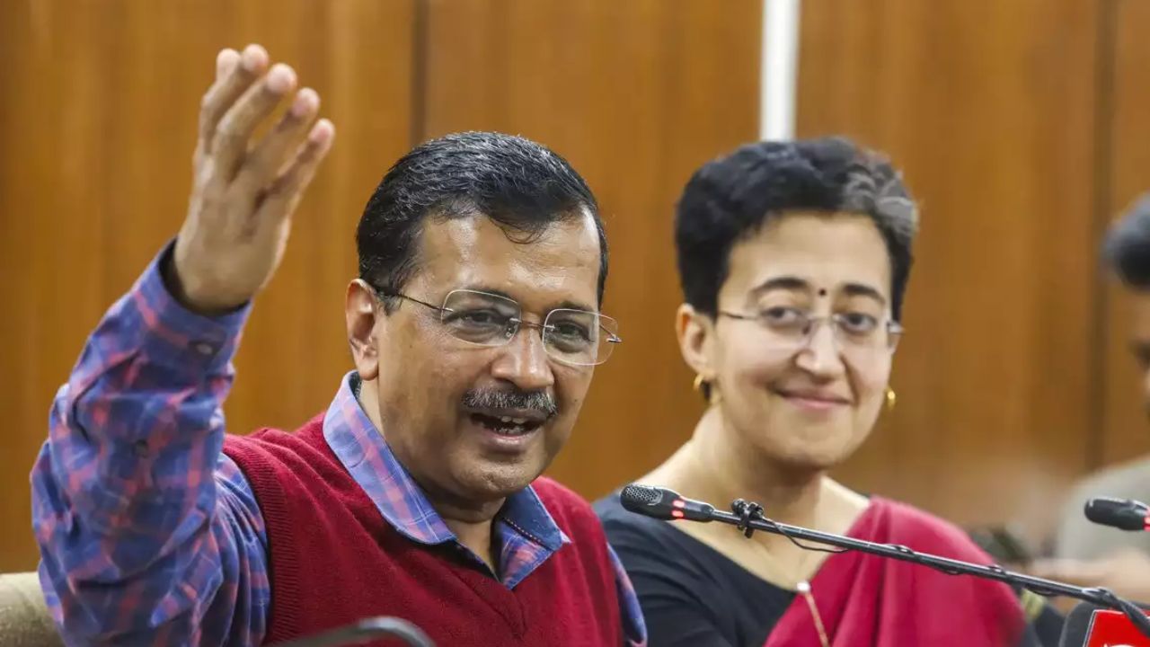आतिशी मार्लेना मुख्यमंत्रिपदाच्या खुर्चीवर; पण अरविंद केजरीवाल सत्तेवर ...