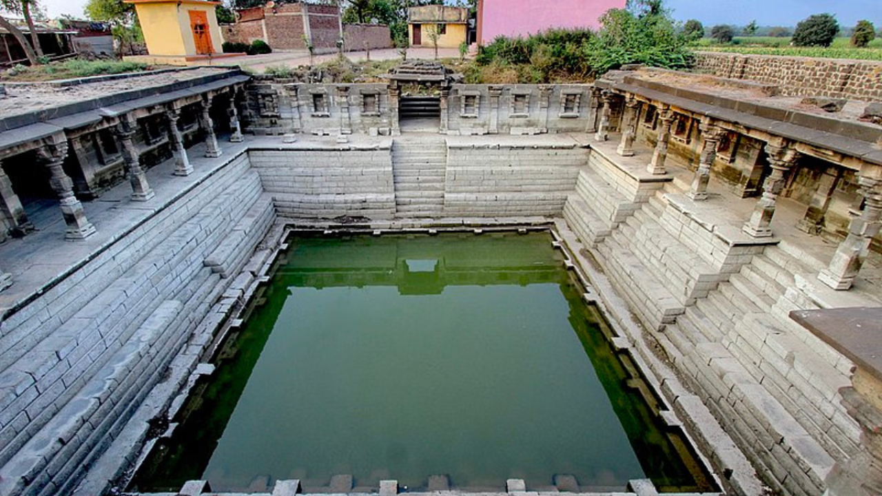 सैराट चित्रपटात दिसून आली 400 वर्षे जुनी हत्ती बारव विहीर, अद्वितीय ...