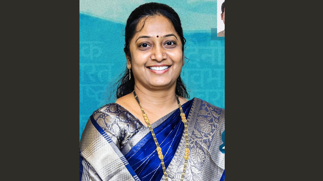 लक्ष्मीटाकळीच्या शिरपेचात मानाचा तुरा; ‘नवभारत नवराष्ट्र’चा आदर्श सरपंच ...