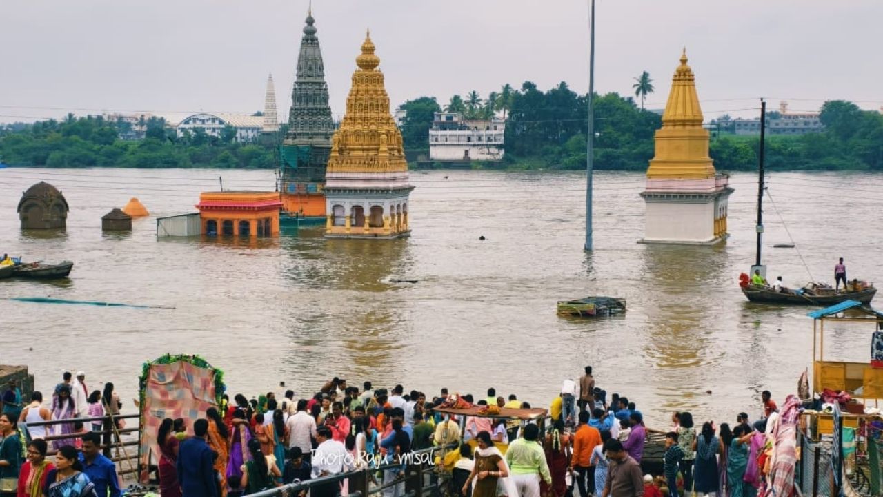 Pandharpur flood : पंढरपूरला पुराचा विळखा; मंदिरे पाण्याखाली गेल्याने ...